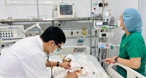 Laptop nổ khi đang sạc pin, nam sinh 13 tuổi bị chấn thương sọ não