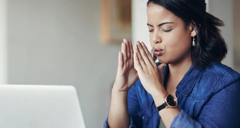 Bài tập thở chúm môi làm dịu căng thẳng, khắc phục triệu chứng lo âu